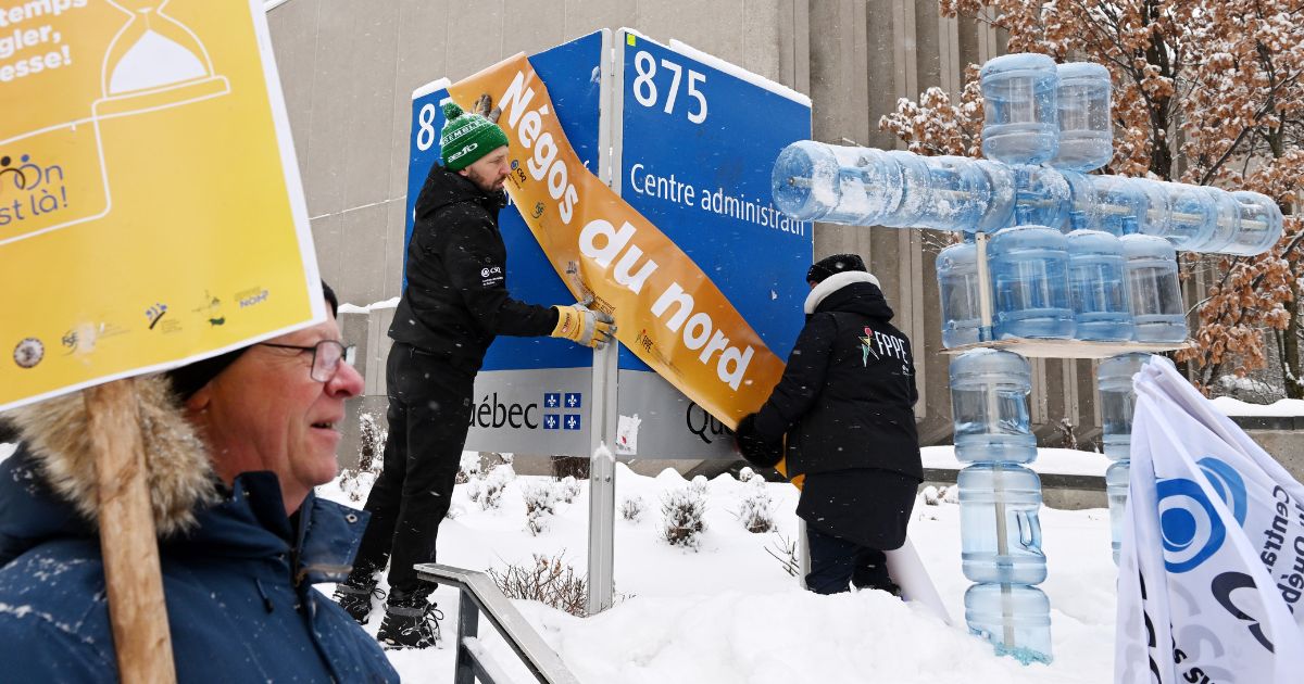 Le personnel de l’éducation de Kativik manifeste devant le Conseil du ...